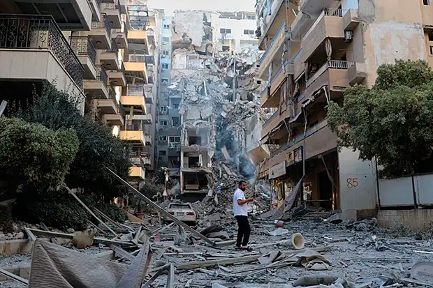 Israel desafia Trump e bombardeia Beirute; Irã ameaça bases dos EUA